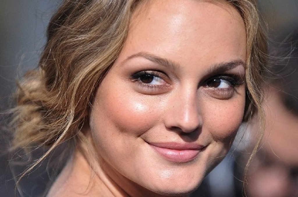 Female Celebrities with Dimples in USA - Exploring-USA